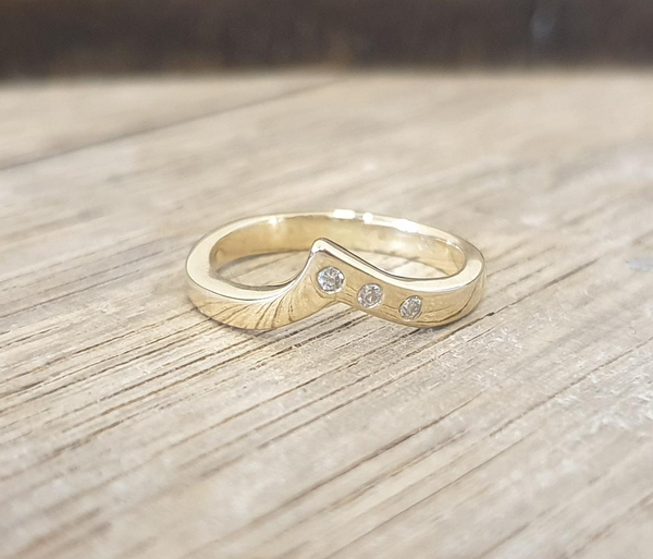 Wave wedding band with diamonds – Ringcraft Moana